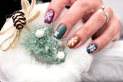 33 Festive Christmas Nail Designs to Sleigh This Holiday Season