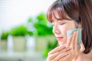 How to Fix Oily Skin When Outside Without Washing Face - 7 Ways